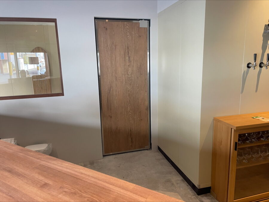 店舗向け片開きメラミン化粧板スイングドア（密閉タイプ、窓なし、片面パイプハンドル付き、戸当たり付き） | 導入事例 | スイングドア工場直販.com